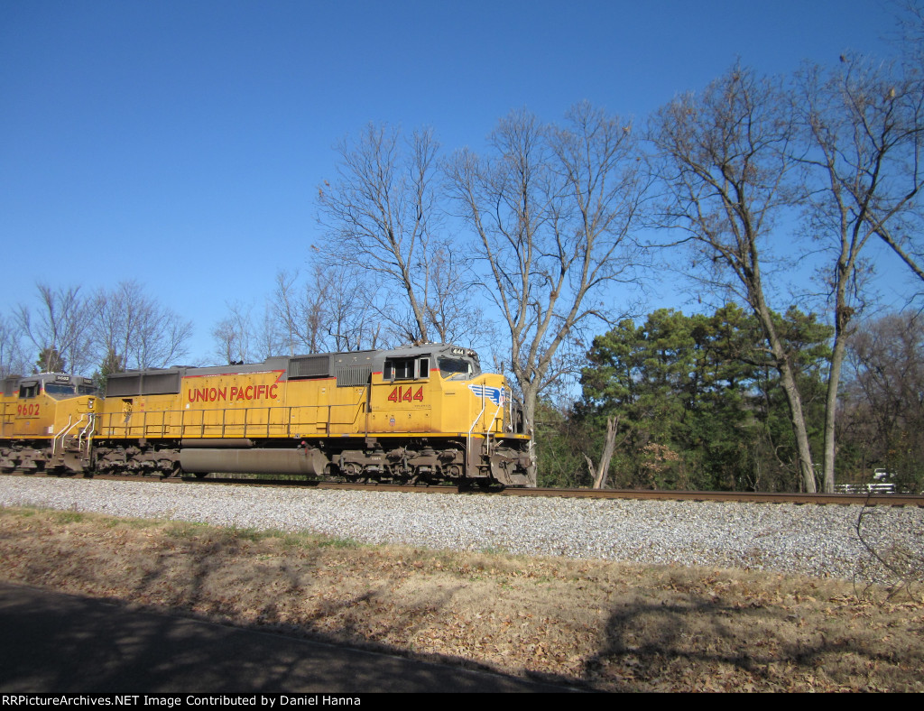 UP 4144 leads eastbound manifest